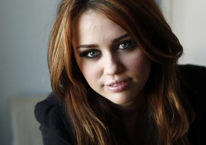 Institute slams Miley’s lewd licking