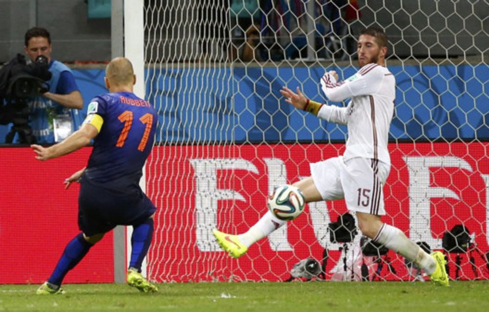 Rampant Dutch destroy Spain