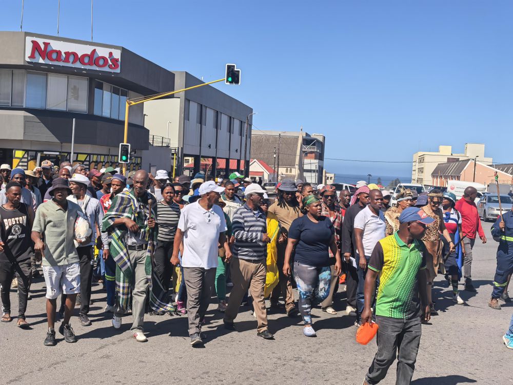 Bafike kukhala ibhungane eCalifornia edume ngeziyobisi