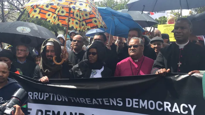 Crowds gather for anti-corruption march