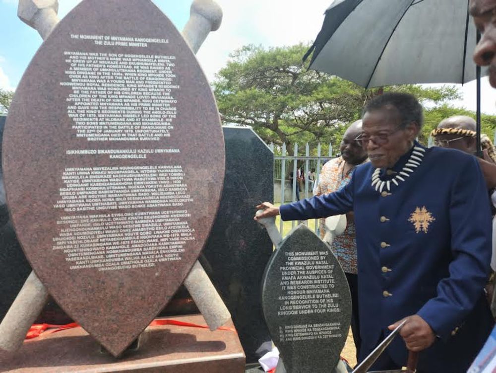 Isasasa kwembulwa amatshe amaqhawe aseSandlwana