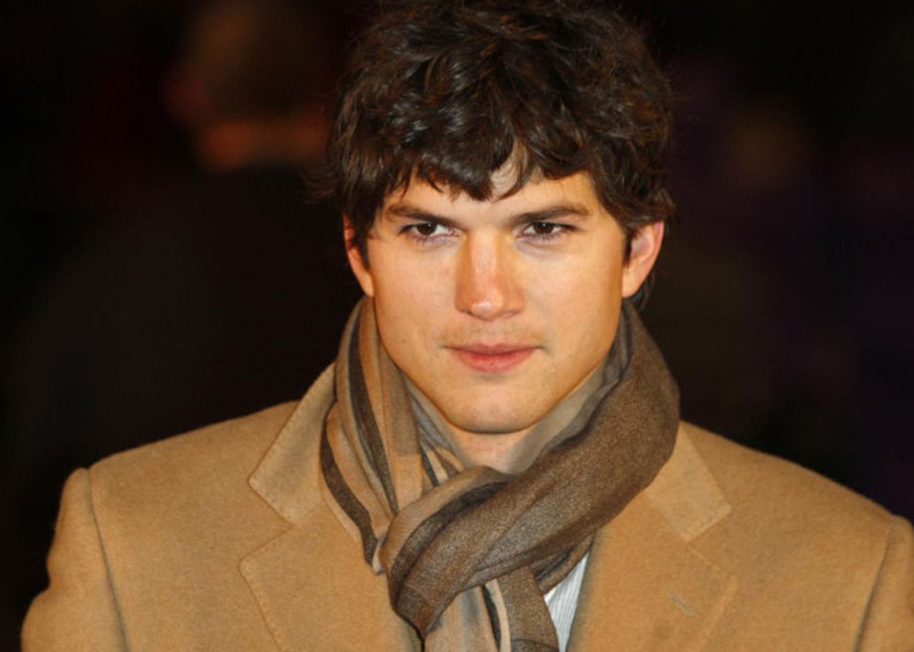 Kutcher ‘swarmed by girls’ in bar