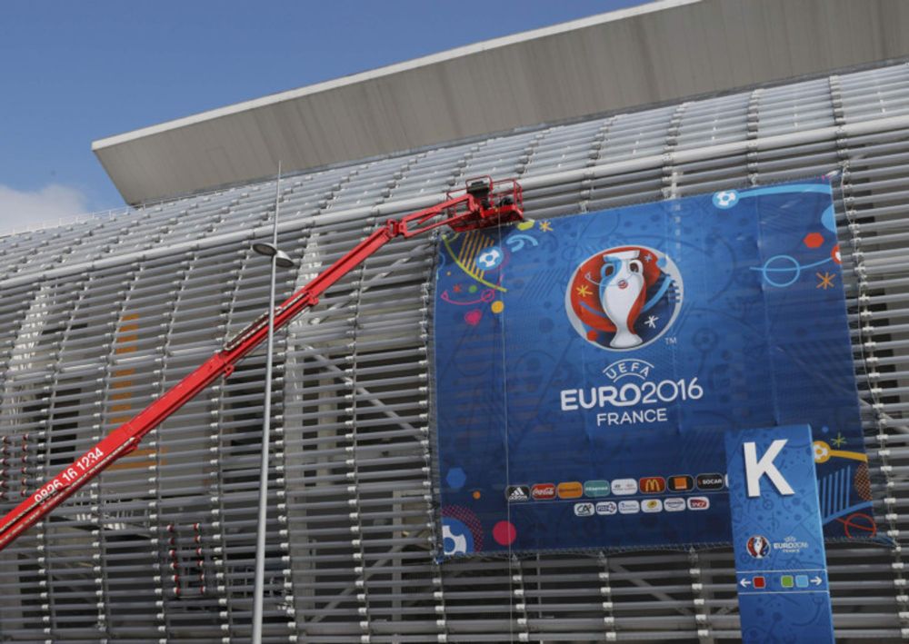 French cafes told not to host outdoor Euro parties