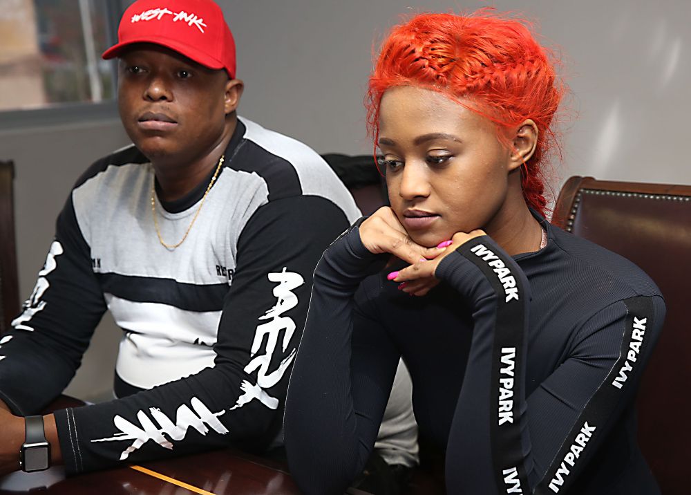 UBabes ugonyuluka ngokuphenduka iqaqa kubangani bakhe