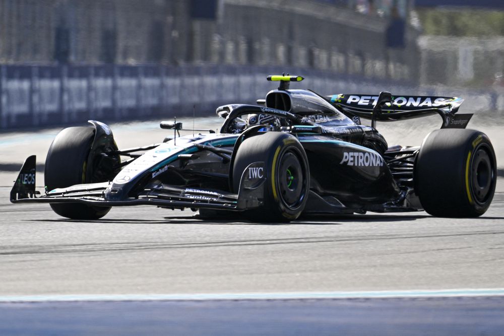 Teenager Kimi Antonelli takes sprint pole in Miami, breaking Formula ...