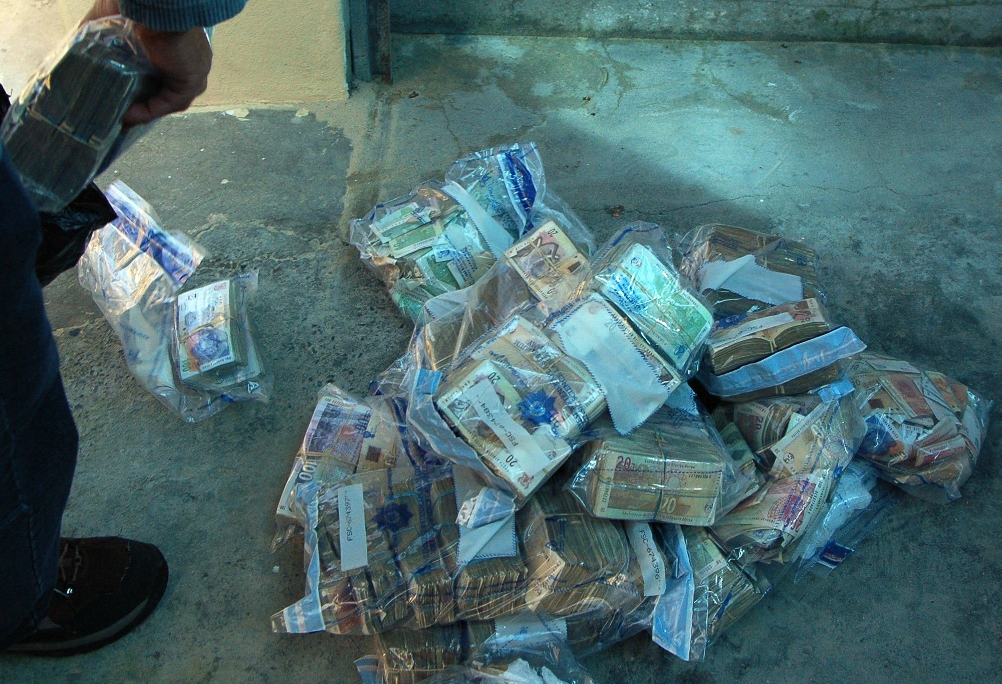 Armed man shot, robbed of ‘substantial amount of money’ at mall while going to make deposit