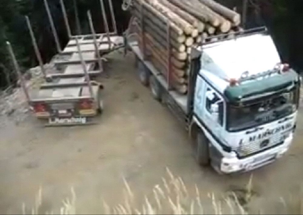 Watch this master U-turn: respect!