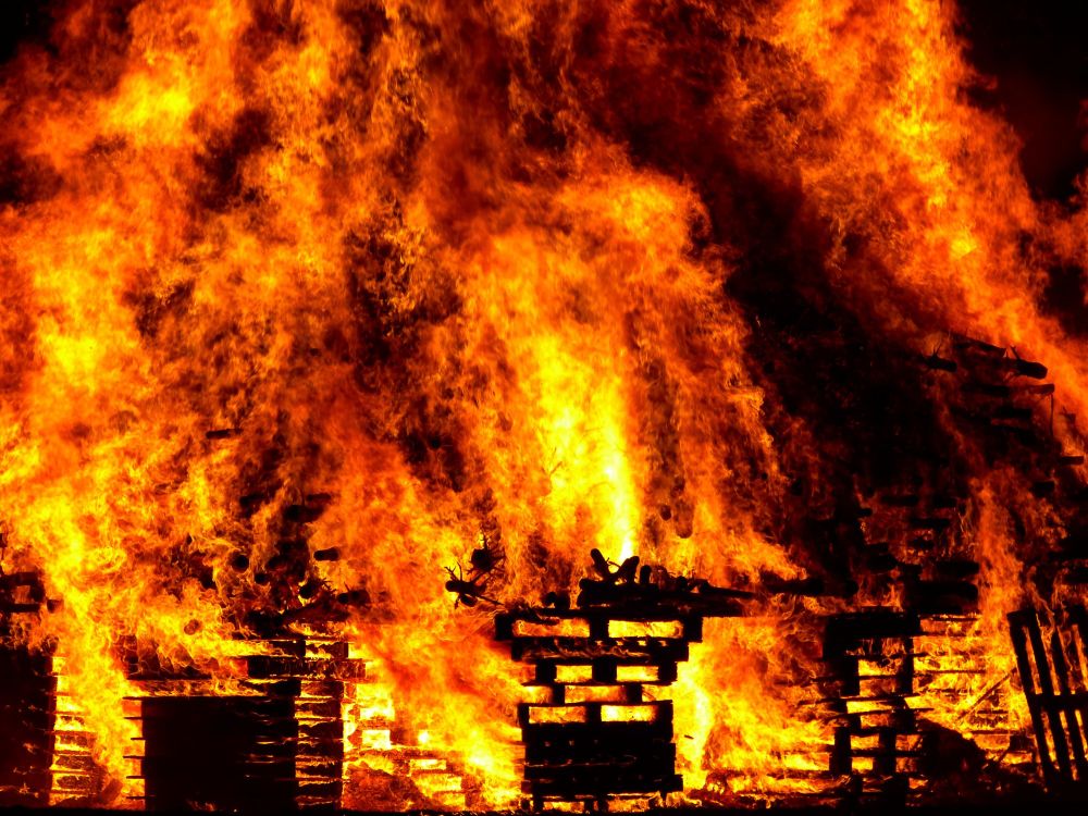 Firefighter injured, two houses destroyed in Mossel Bay fire