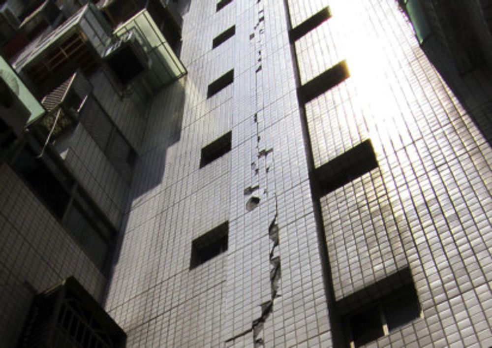 Strong quake strikes Taiwan