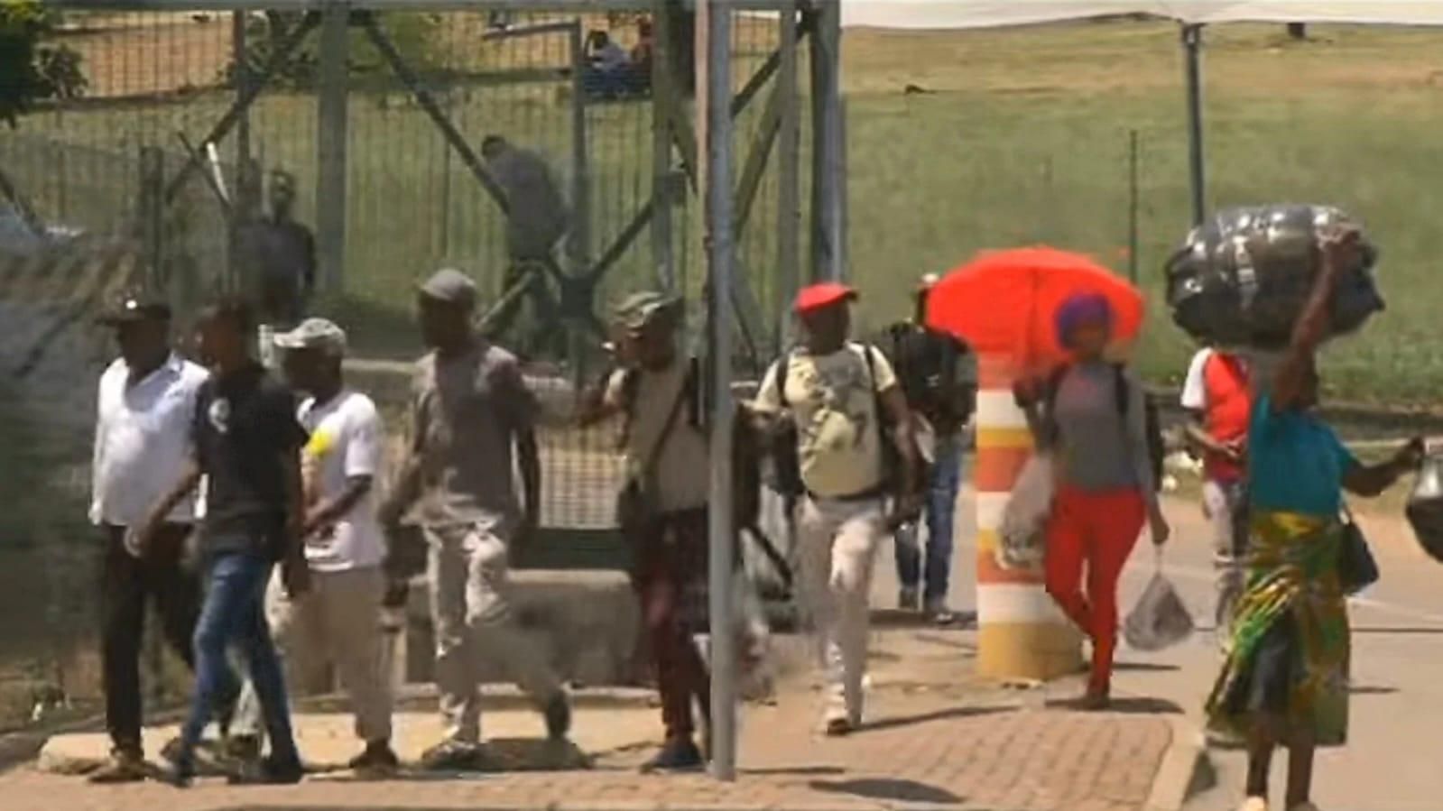 Surge in traffic at Lebombo border post as Mozambicans return to South ...