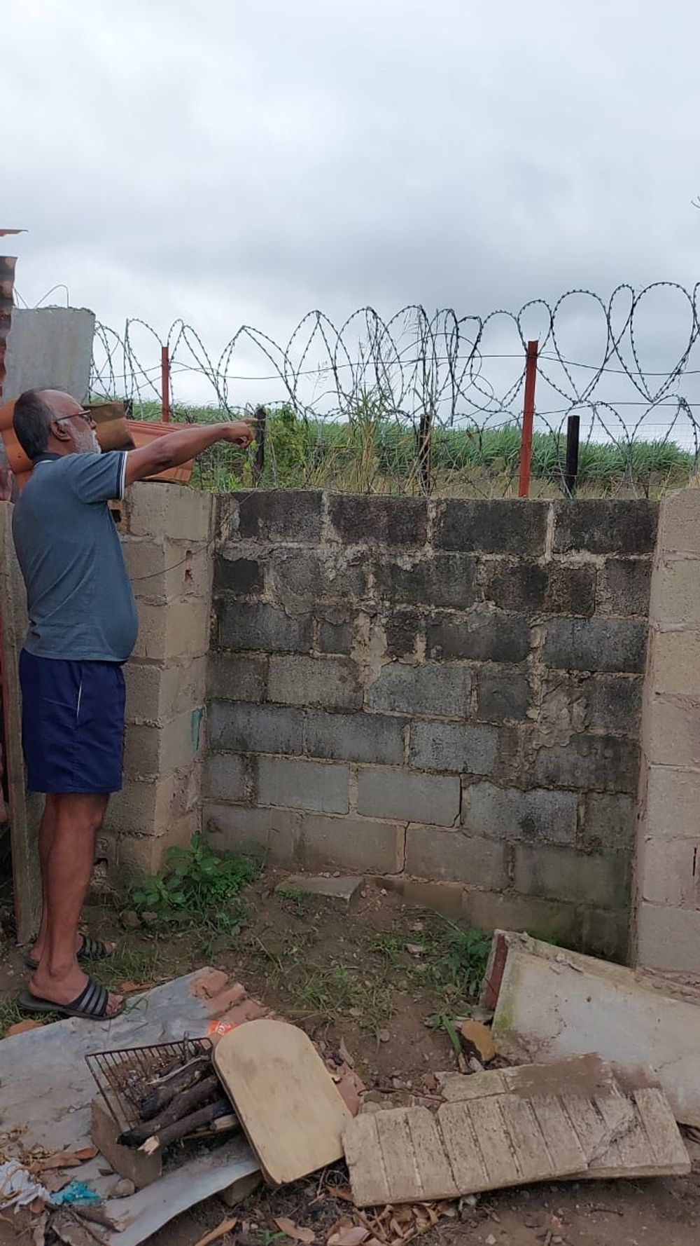 Dad injured by rock-throwing robber