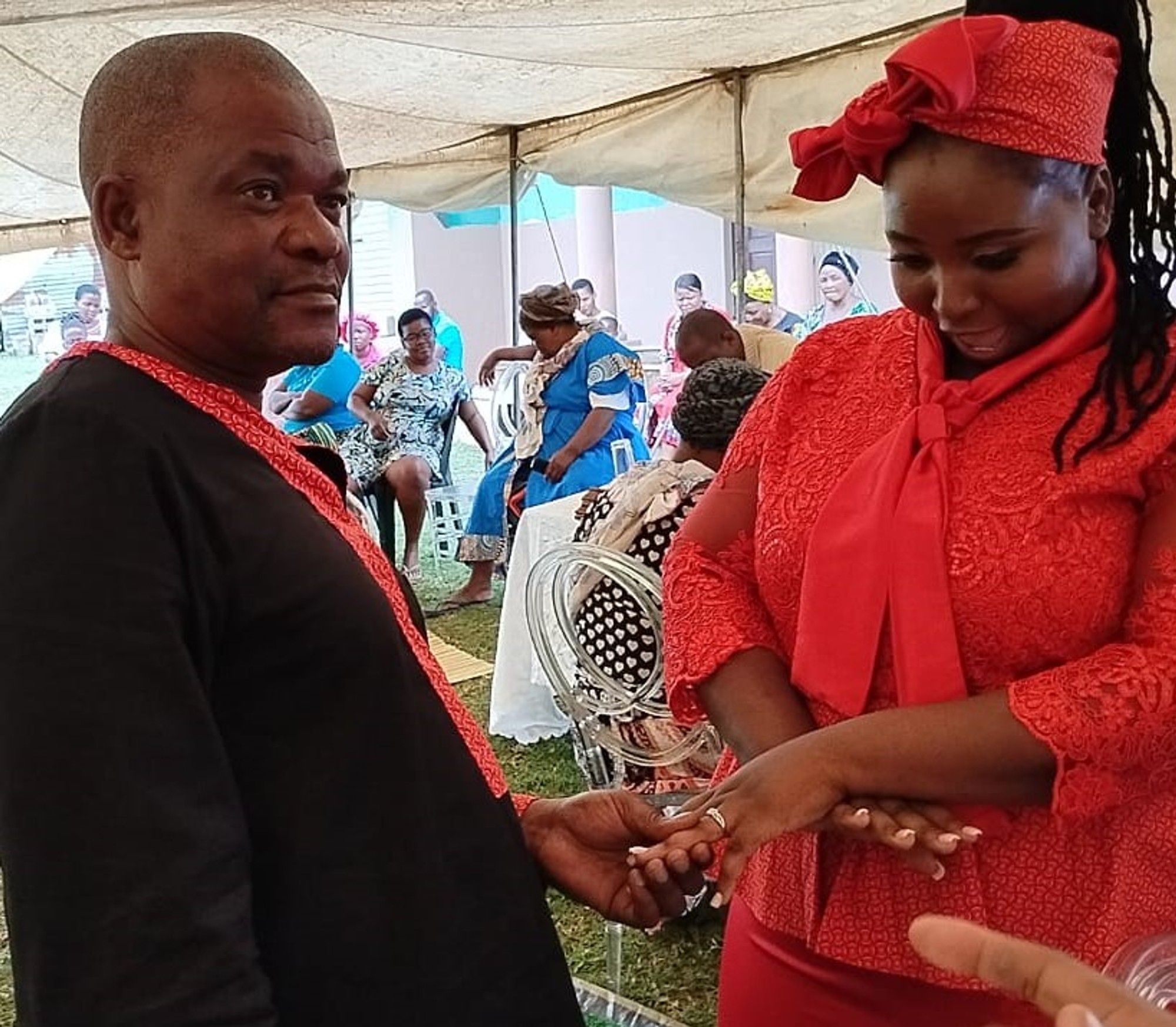 Ubanjwe eshada isinyelela kwiFacebook ubaba wekhaya