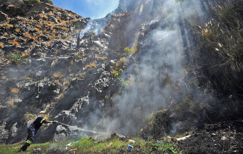Constantia Nek fire along Table Mountain successfully contained, says ...