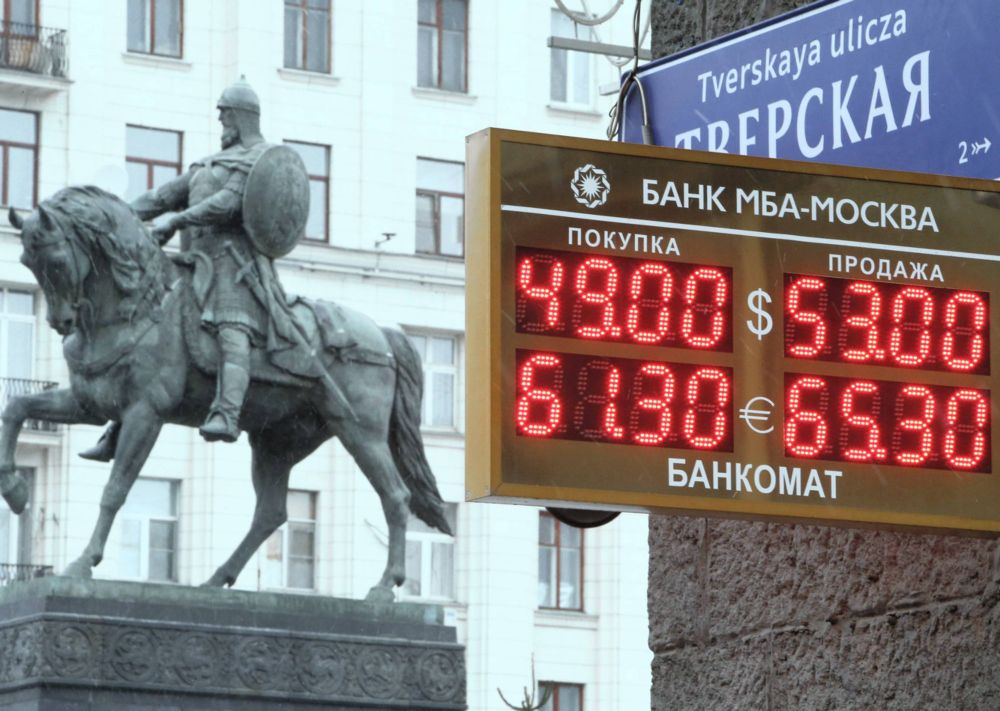 Oil’s plunge throws producers into turmoil