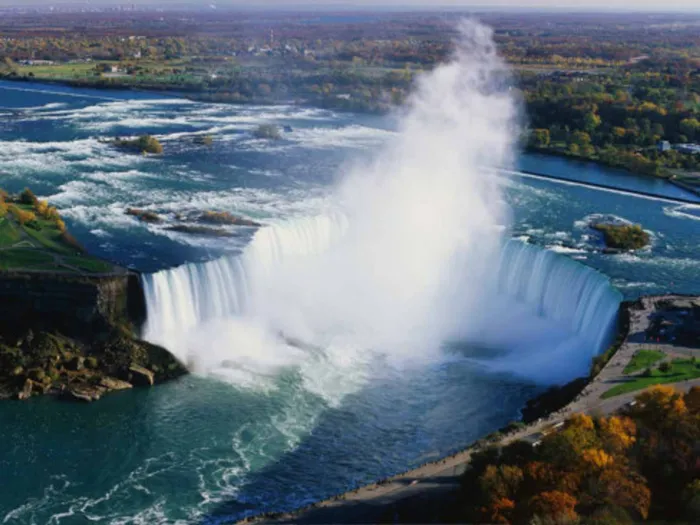 Suspect falls down Niagara gorge