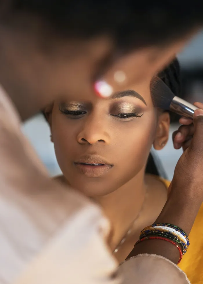 Controlling bride gives maid of honour a hard time about her hair and ...