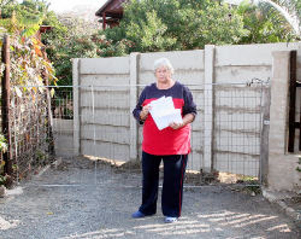Neighbours in high wall spat