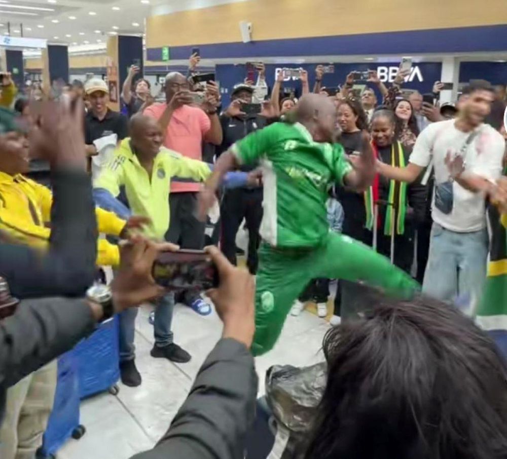 WATCH: Mzansi fans turn Mexico into a pre-World Cup party