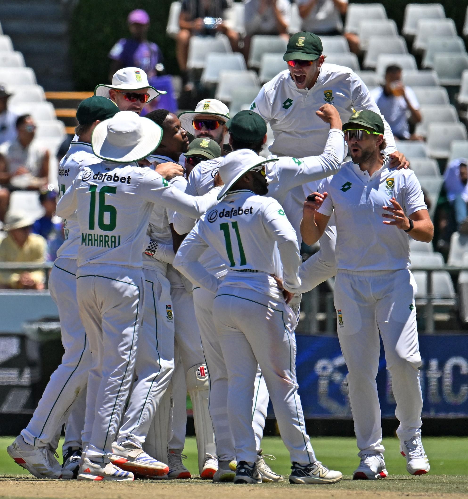 Proteas bowling coach Piet Botha with a few Test cricket pointers for ...