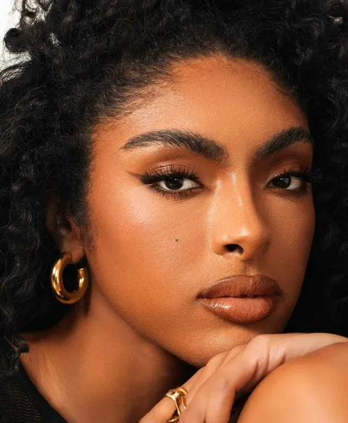 A step-by-step guide to create a fake beauty mark