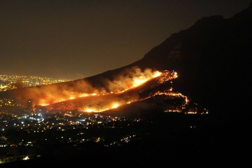 Battle to control blaze above Vredehoek