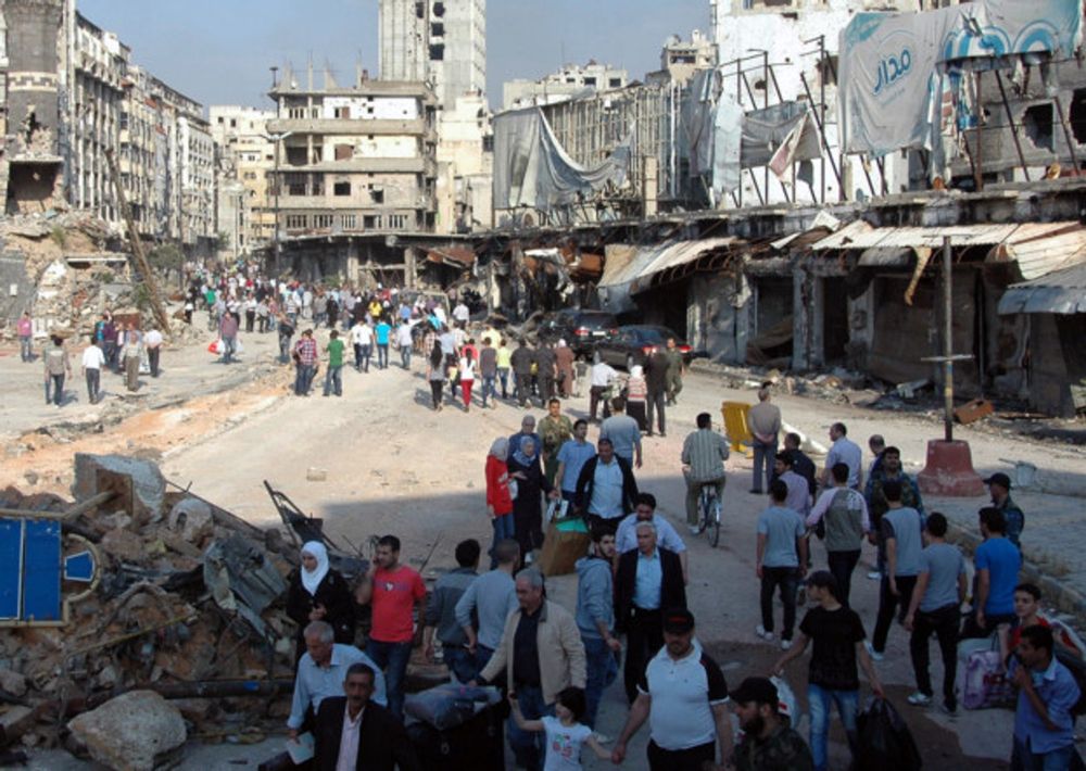 Thousands stream to war-battered Homs