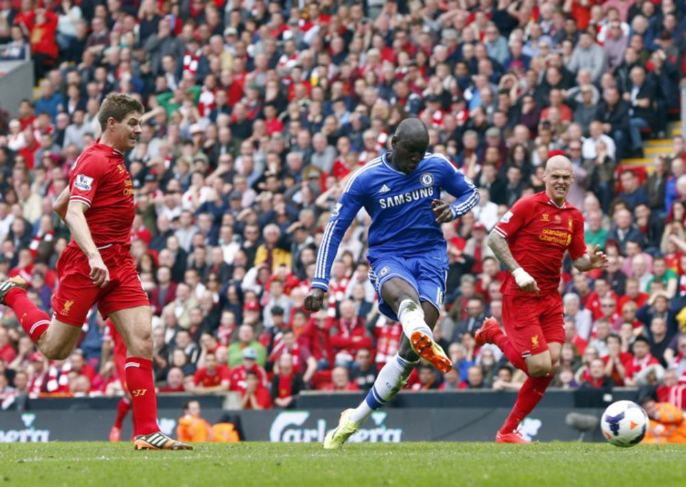Gerrard in the spotlight as Chelsea looms