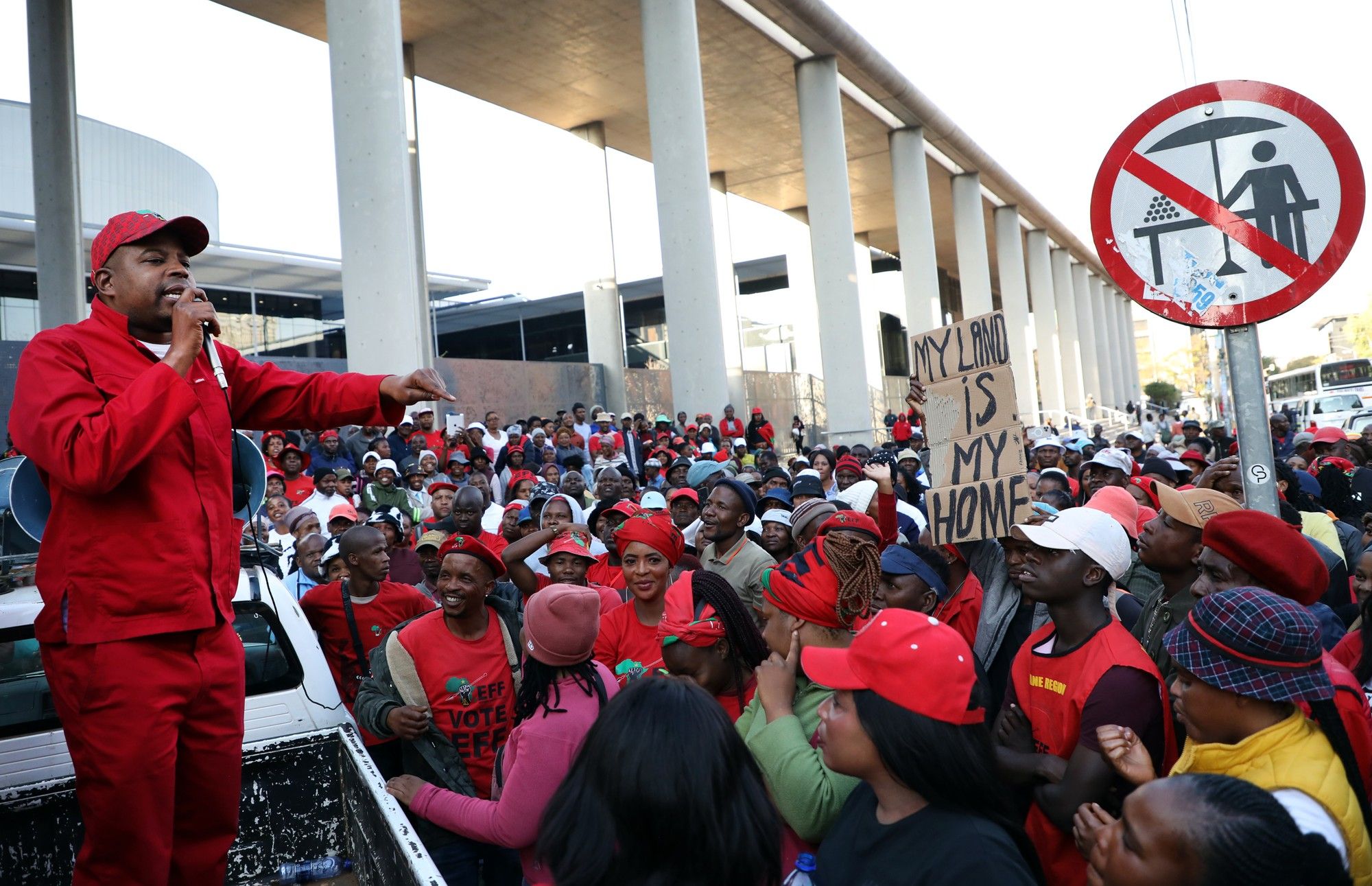Community picket outside Tshwane House for removal of mayor Randall Williams