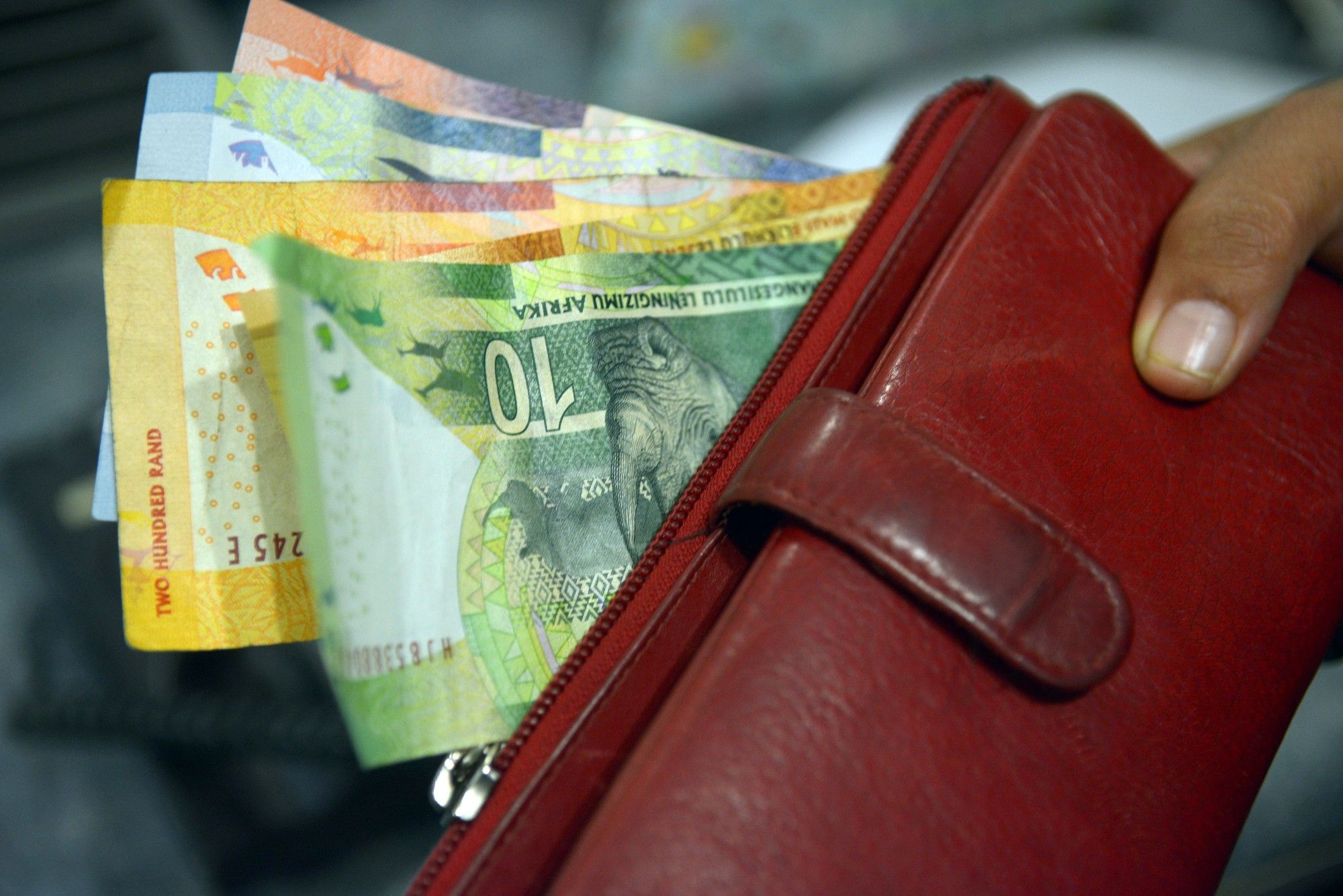 SA rand makes slight gain against US dollar