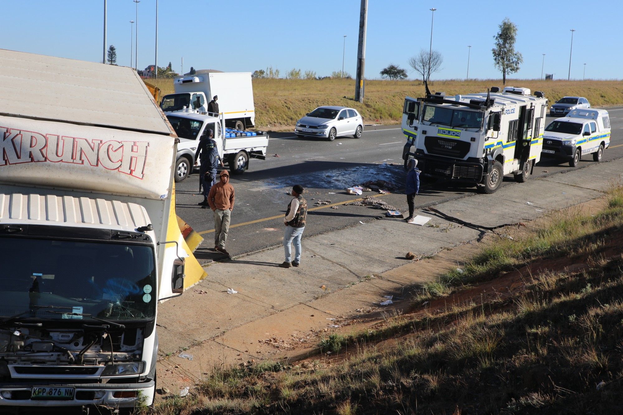 Diepkloof residents continue violent service delivery protest