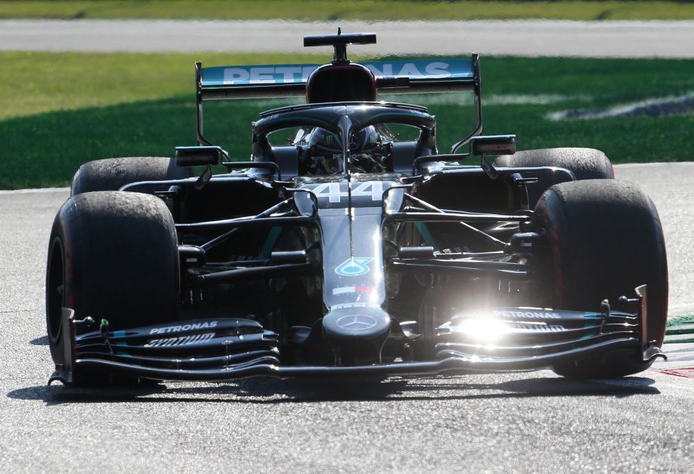 Lewis Hamilton posts fastest lap in F1 history to take pole at Monza