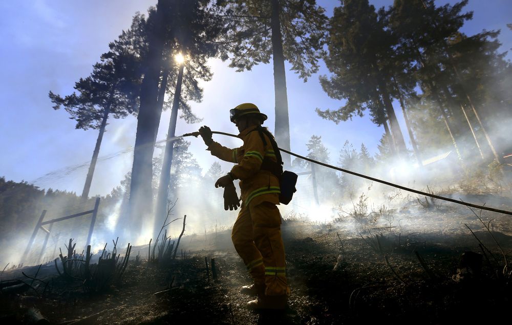 Firefighter battling California wildfire dies