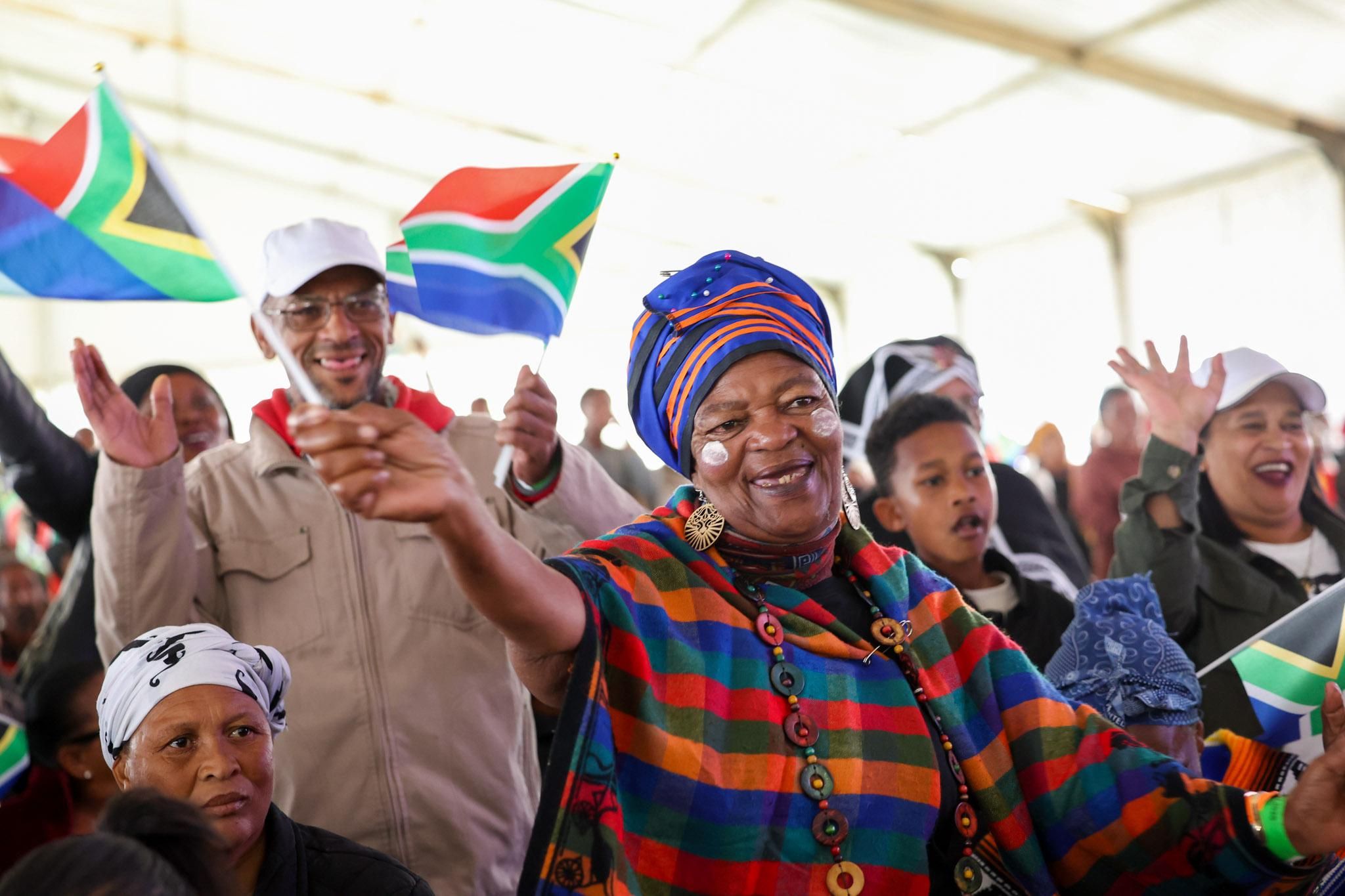 Ukhale ngedimoni lotshwala emphakathini kugujwa uSuku lwamaGugu