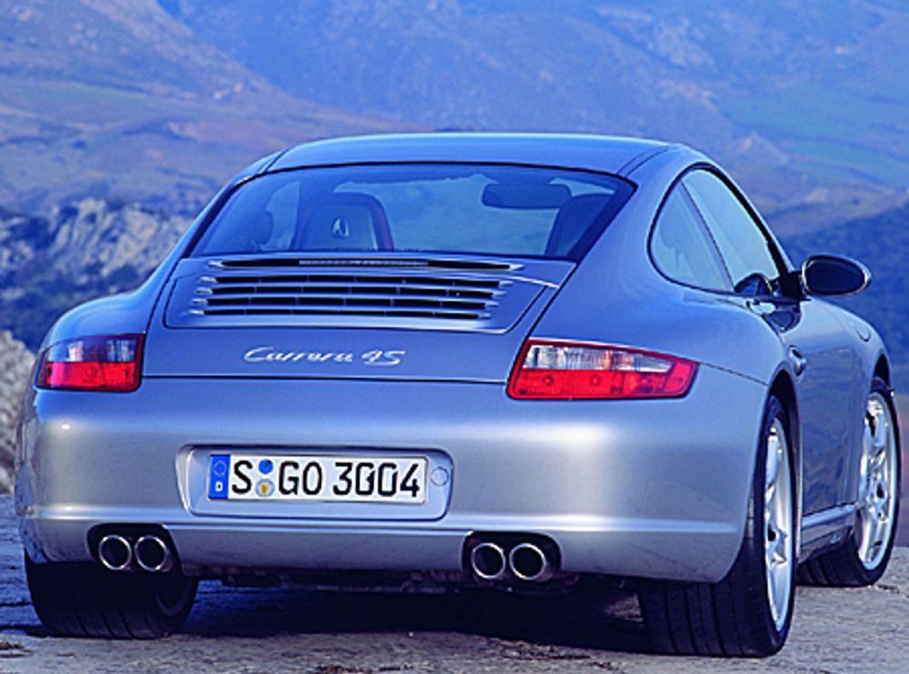 Porsche tradition adds all-wheel drive to Carrera 911