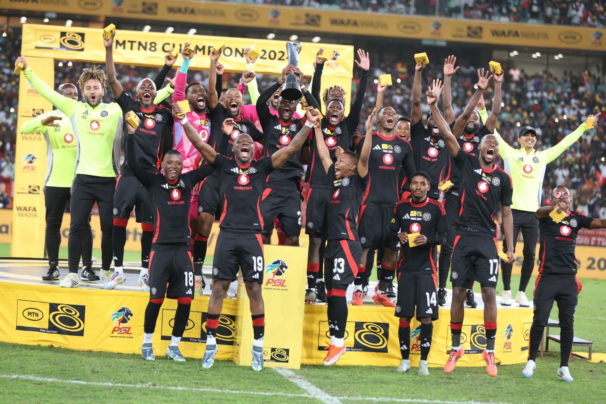 UJose Riveiro uncoma abadlali abaphakamise indebe yeMTN8 kwakhona