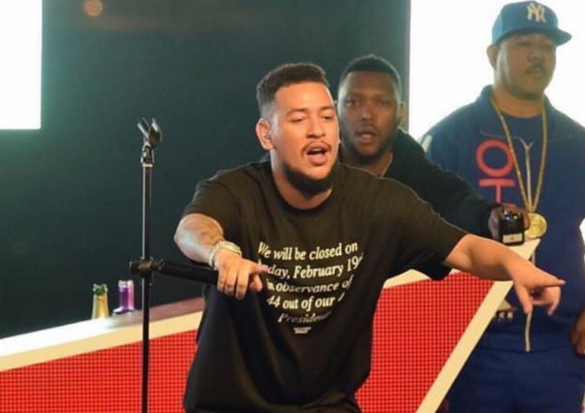 Owezokushushisa ukhathazekile ngokuphepha kofakazi kwelika-AKA