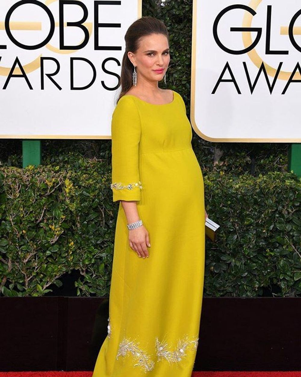 PIC: How to slay with a bun in the oven!