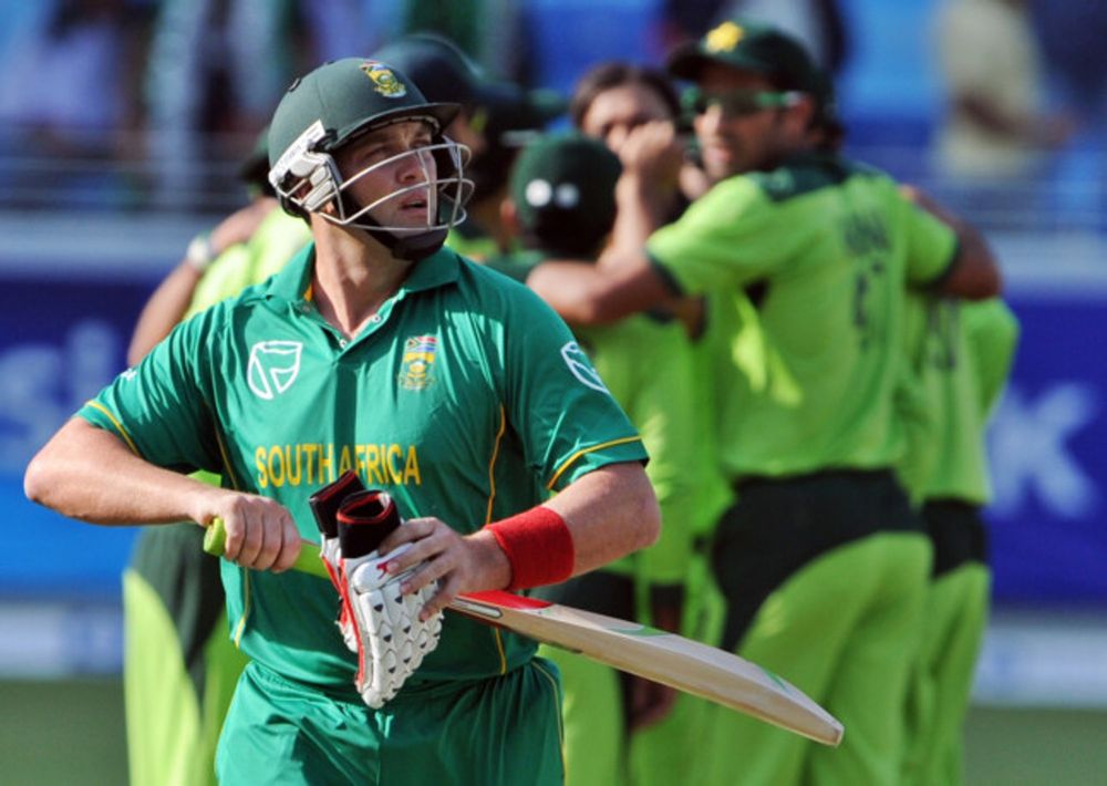 Pakistan win toss, claim three early wickets