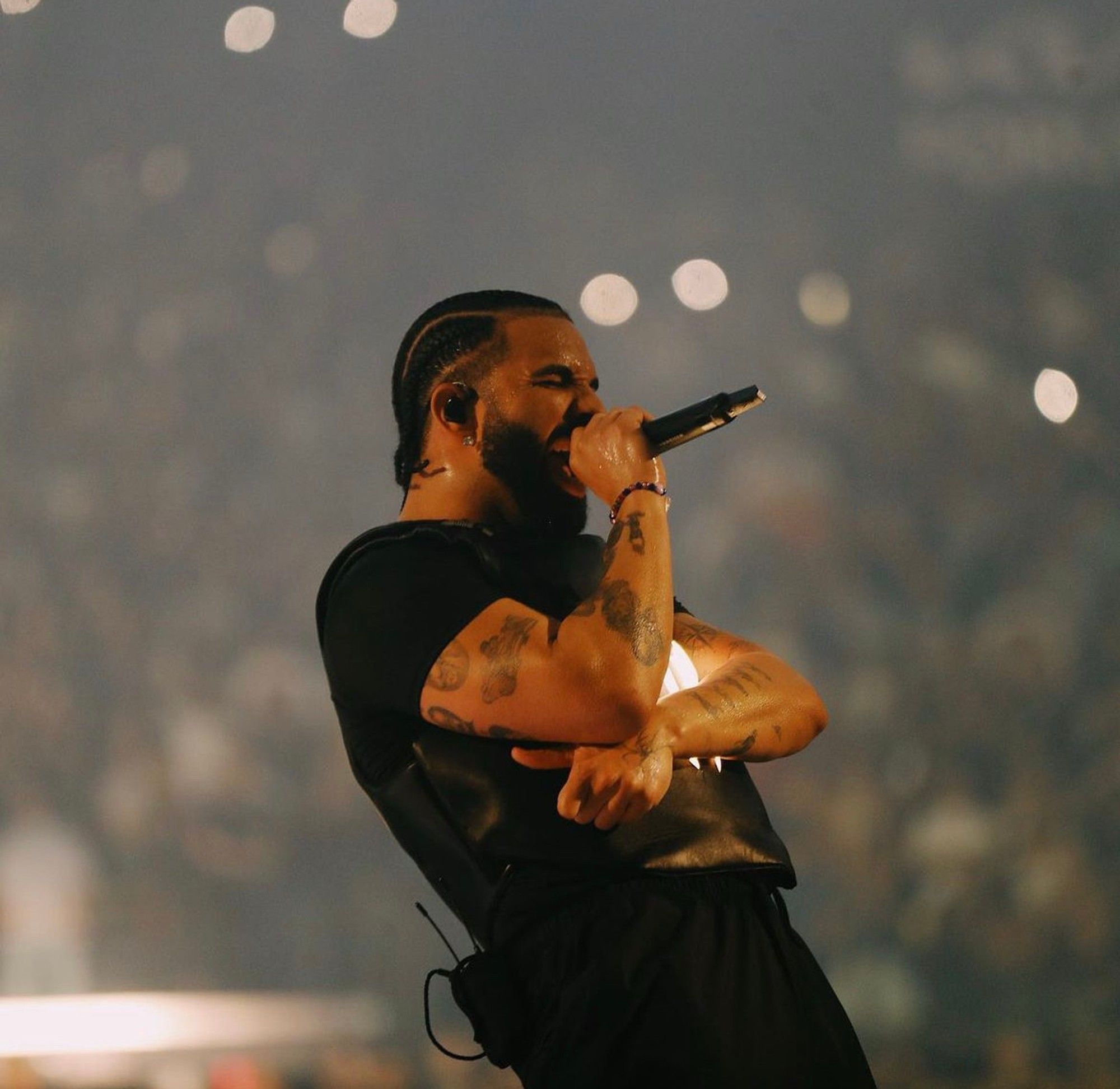WATCH: Drake and Travis Scott perform viral hit ‘Meltdown’ together for ...