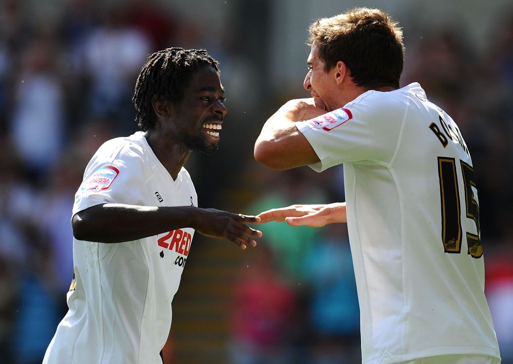 Dyer signs new Swansea deal