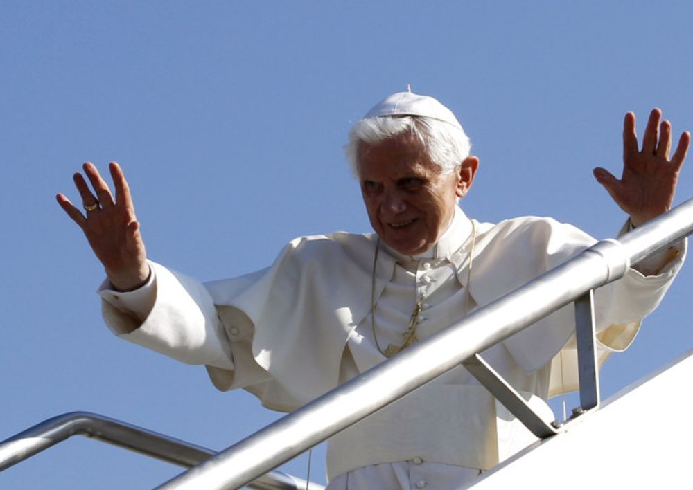 Anti-pope protesters, police clash