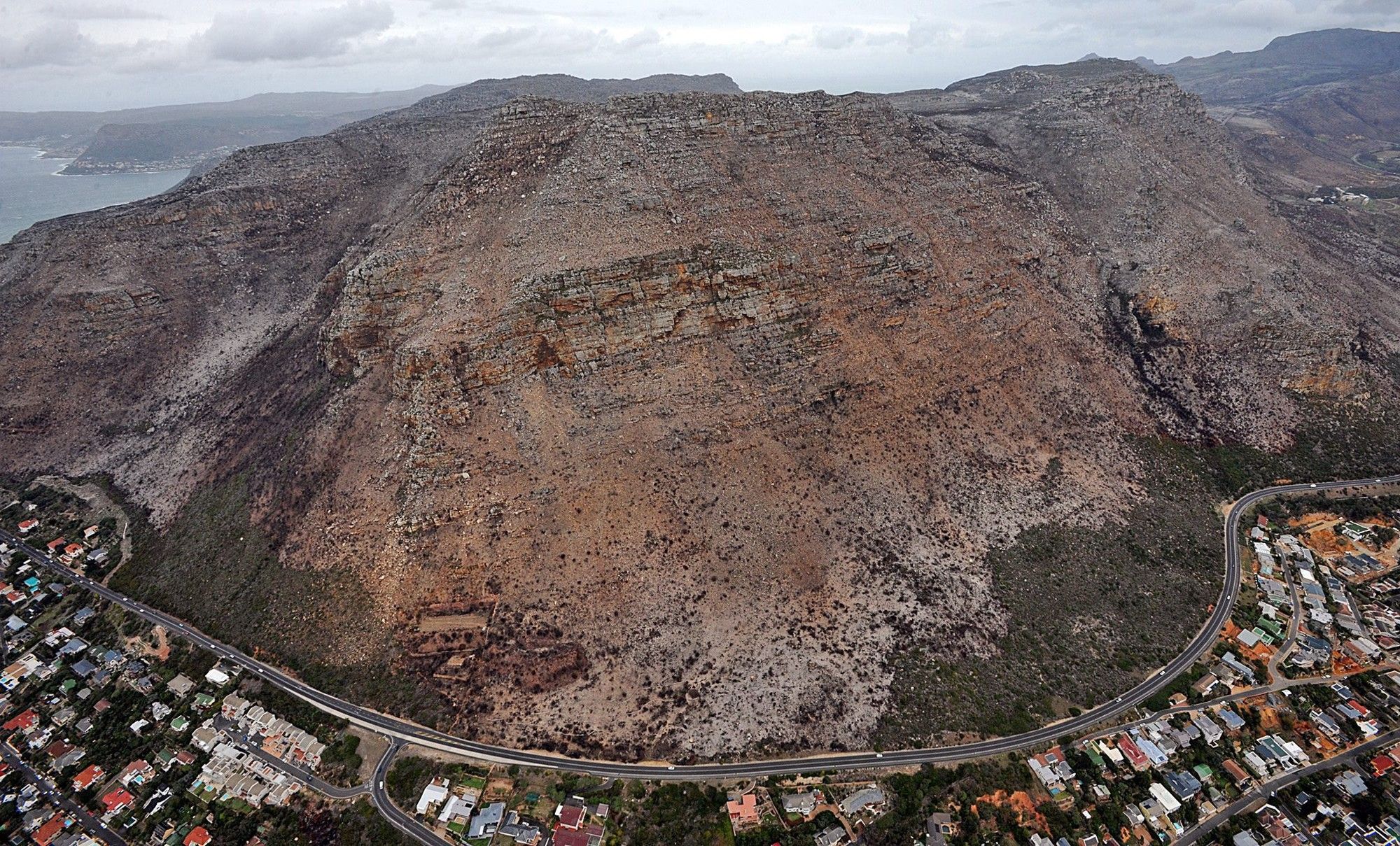 WATCH: Boyes Drive in Cape Town closed due to vegetation fire