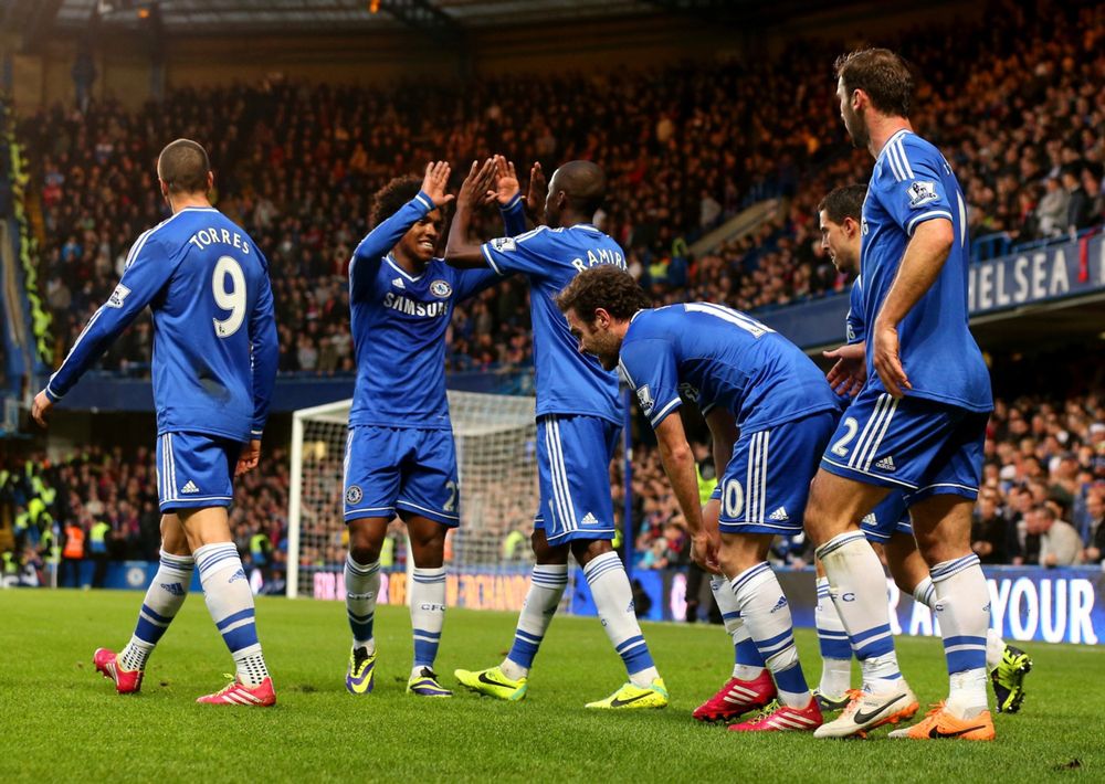 Chelsea out to end United's title hopes