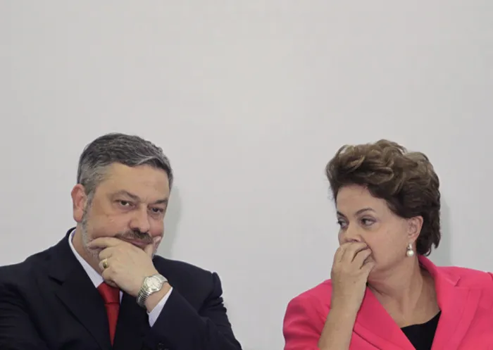 Rousseff backs aide in scandal