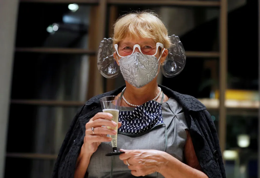 LOOK: Conductor invents music-enhancing face mask