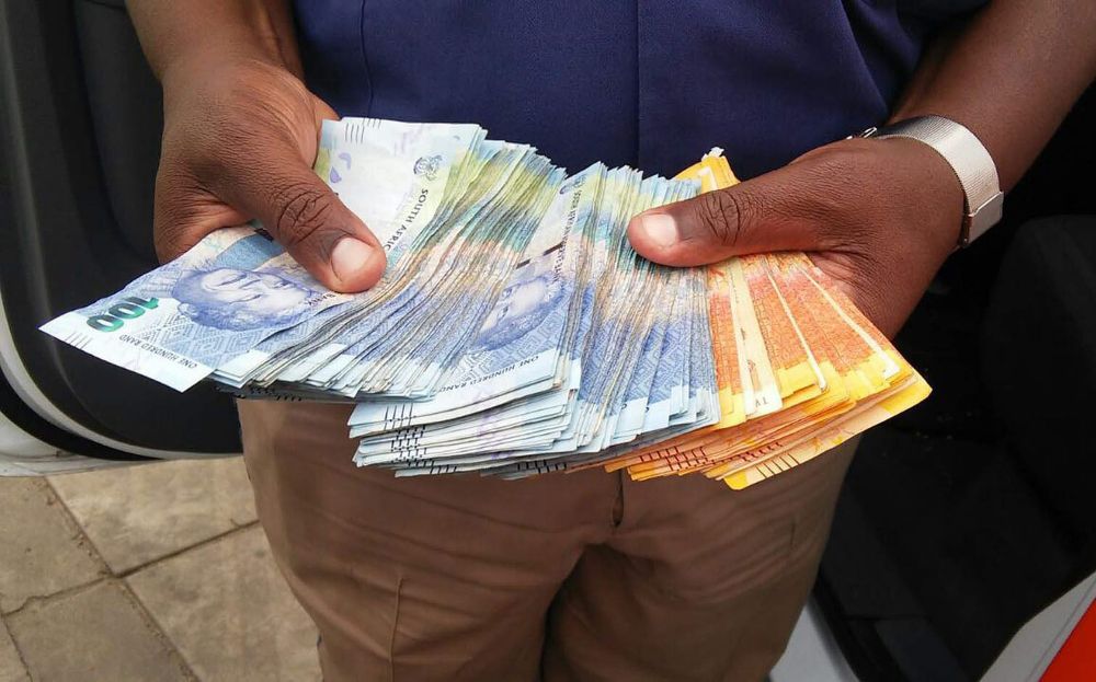 Government salutes officers who refused R250,000 bribes after R6m ...