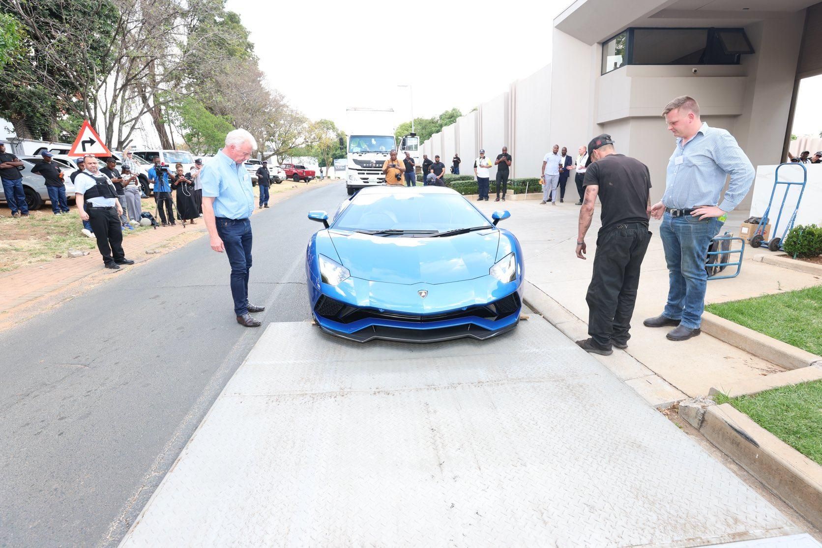 SIU raids Hangwani Maumela' s opulent Sandton home in connection with ...