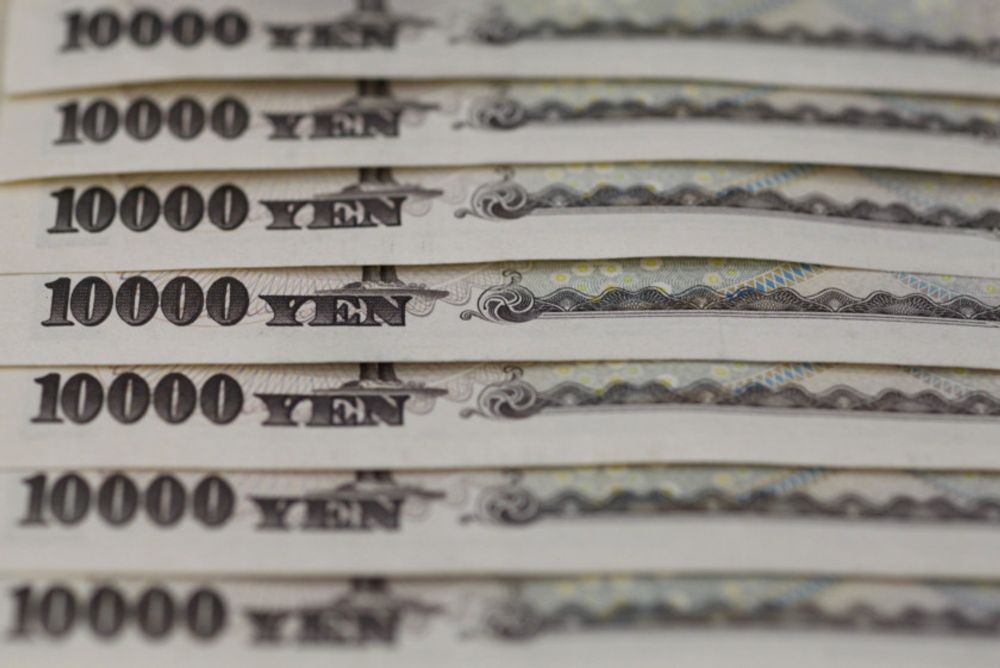 Yen gains as dealers look for safe havens