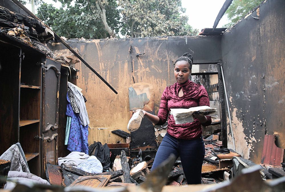 Usinde ekufeni kungqongqa indlu yakhe elokishini