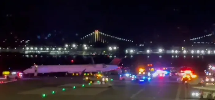 Planes collide on runway at New York' s LaGuardia airport